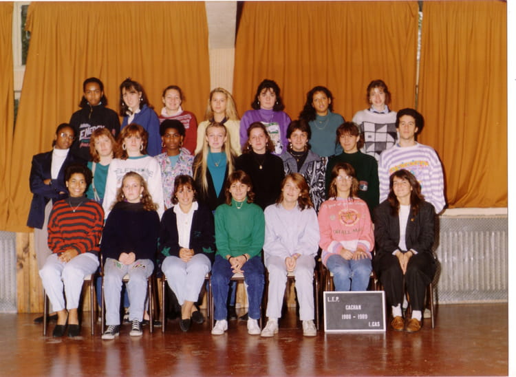 Photo de classe 1ere CAS de 1989, LEP CARNOT - Copains d'avant