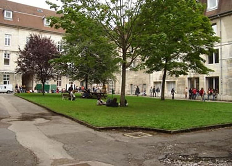 Photo de classe Cour de la faculté de 1996, UFR BESANCON - Copains d'avant