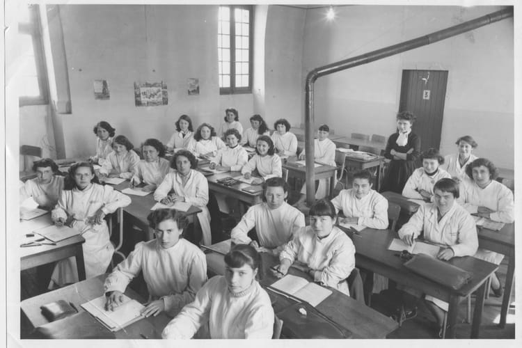 Photo de classe Section Lingerie avec Mme Penchet de 1956, HELENE ...
