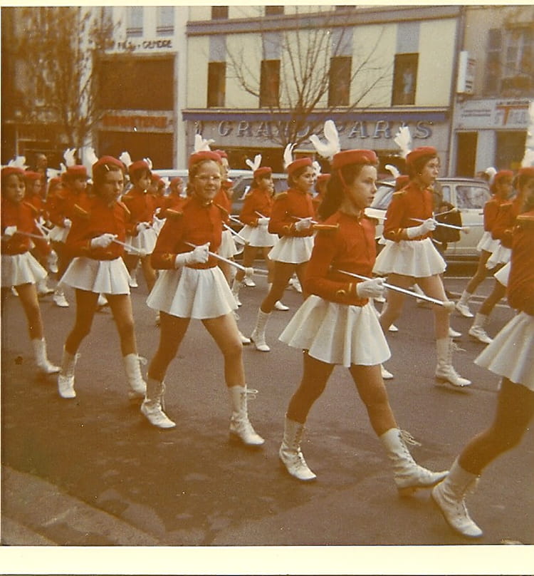 Photo de classe Mini majorettes de 1972, Troyes Gymnique - Copains d'avant