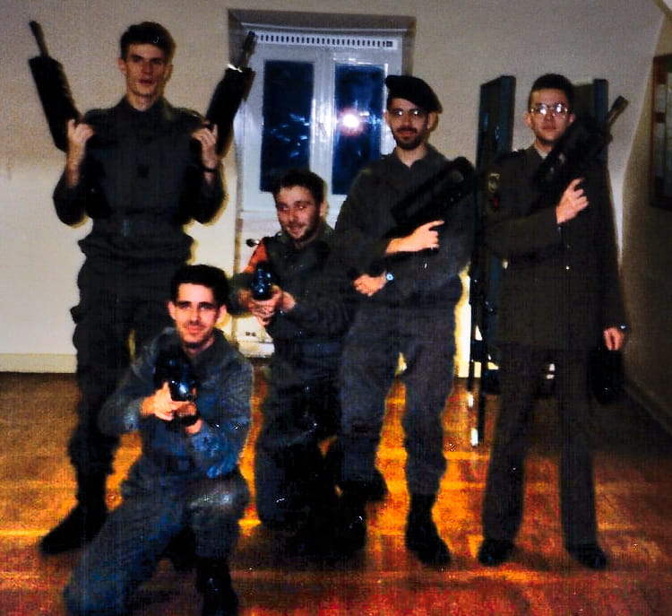 Photo de classe Salle de rassemblement de 1990, 46ème Ri Musique ...