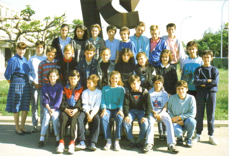 Photo de classe 6ème 1 de 1987, Collège Robert Morel - Copains d'avant
