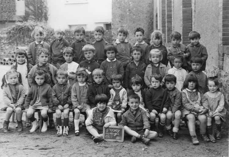 Photo de classe Maternelle de 1969, Ecole Saint Joseph (Saint Remy En ...
