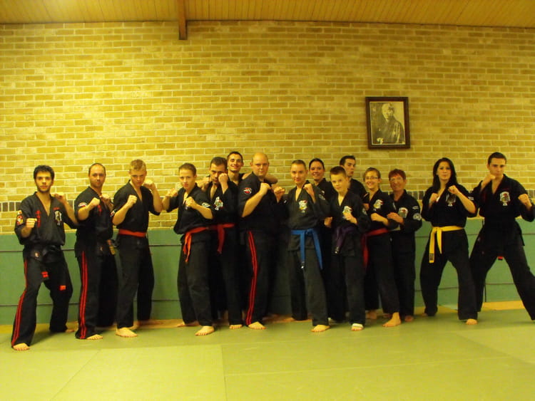 Photo de classe Groupe AKKF Roost de 2009, KEMPO KARATE - Copains d'avant