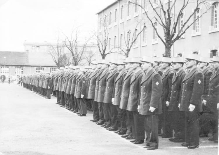 Photo de classe ENSOA - au 1er plan la 1ère Section de 1965, Ensoa ...