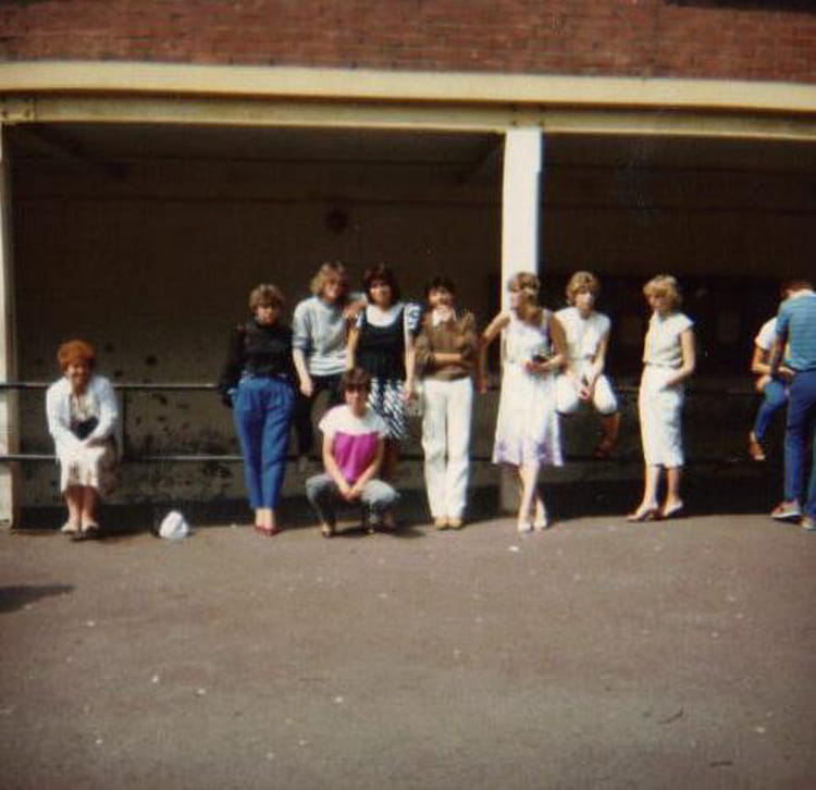 Photo de classe CAP coiffure 3eme année de 1982, Lycée Professionnel Saint-vincent De Paul ...
