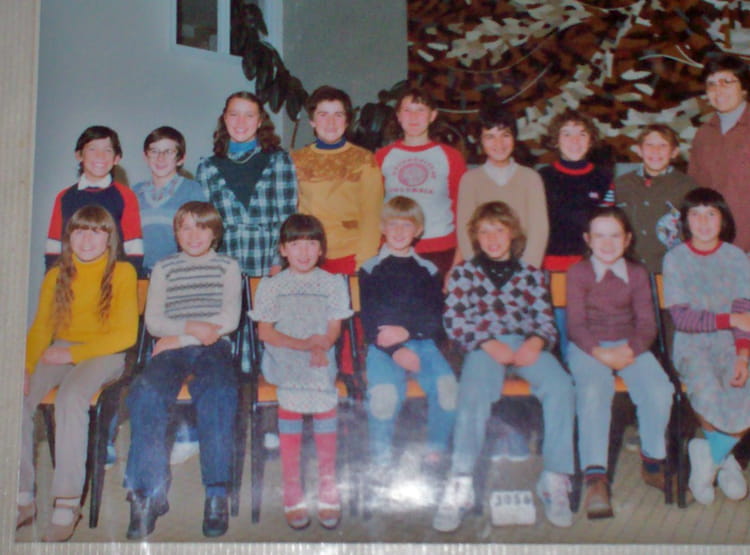 Photo de classe Cm1 cm2 de 1981, ECOLE DE BEYNE - Copains d'avant