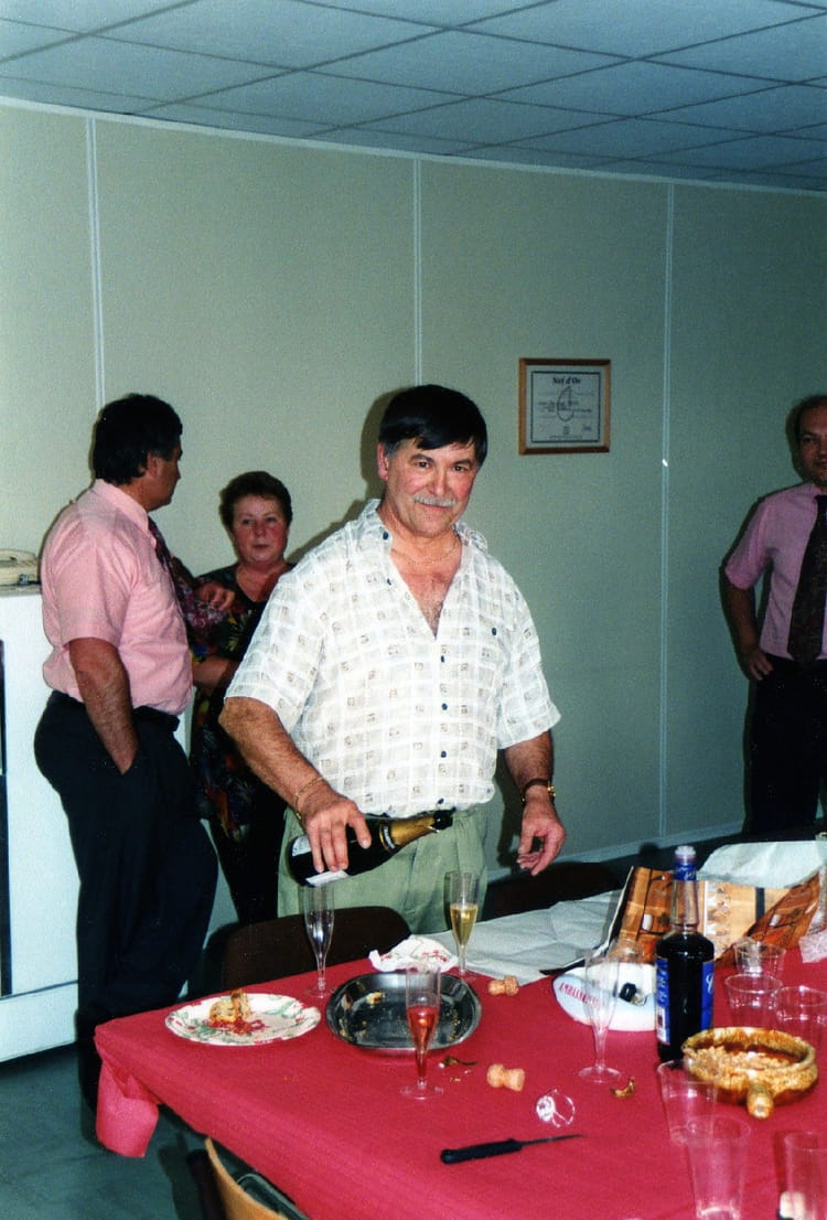 Photo de classe Mr MARQUET l'heureux retraité de 1996, Secmod - Copains ...