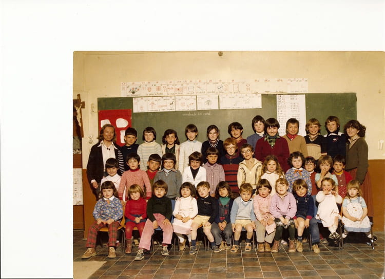 Photo de classe Ste therese de 1981, Ecole Sainte Therese (Chatelain ...