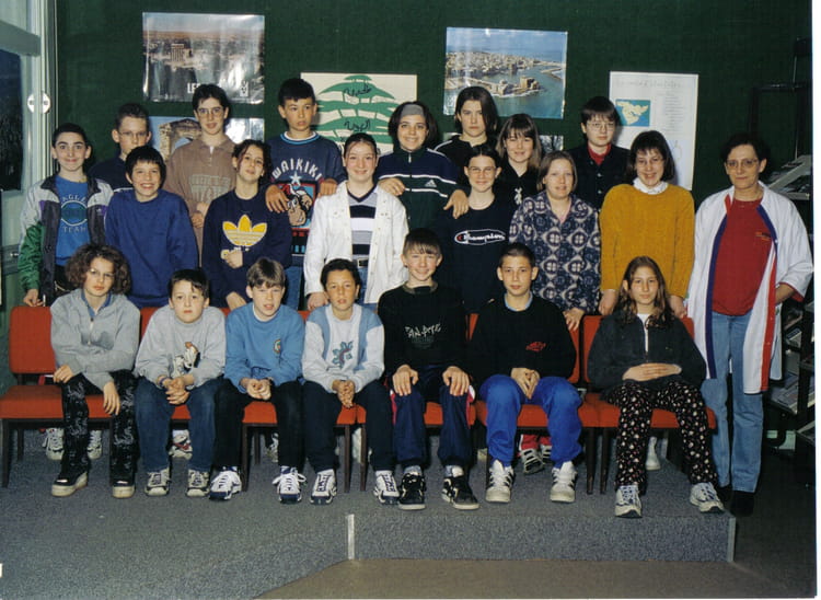 Photo de classe 6° de 1998, Collège Adam Billaut - Copains d'avant