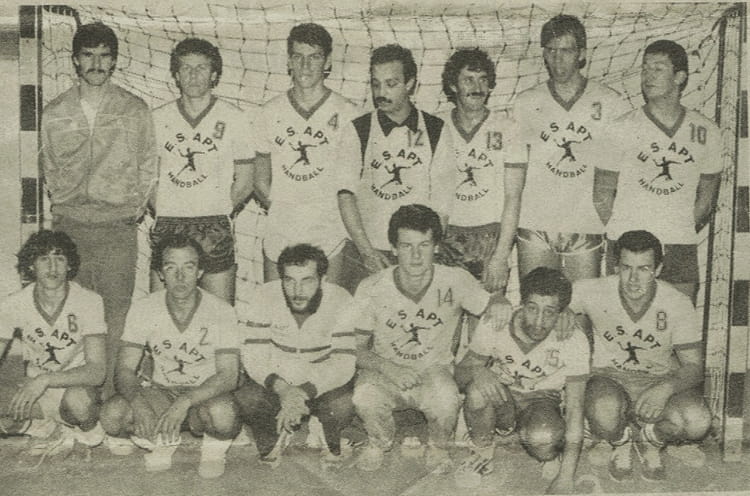 Photo de classe Equipe senior ES APT HAND BALL de 1985, HANDBALL CLUB ...