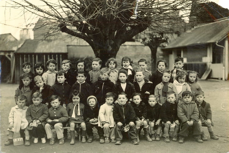 Photo de classe Classe maternelle de 1954, Ecole Des Vignes (Cercy La ...