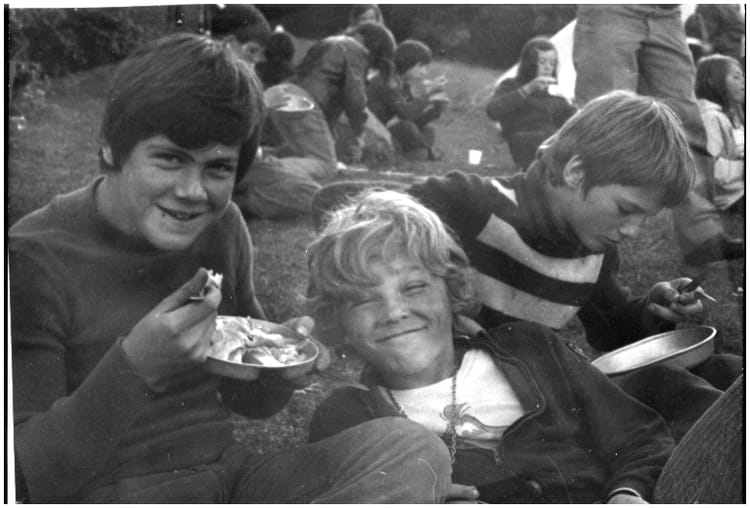 Photo de classe Trois potes de colo, en camping de 1972, Colonie Ouest ...