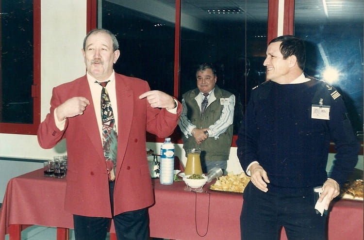 Photo de classe DEPART MRS VIDAL ET MORON 15 DEC 93 de 1993, CEM ILE DU ...