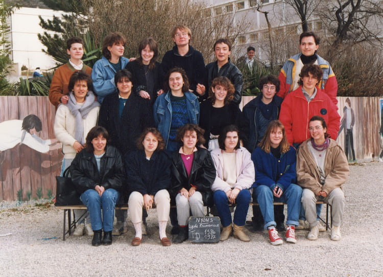 Photo de classe TD de 1987, Lycée Roumanille - Copains d'avant