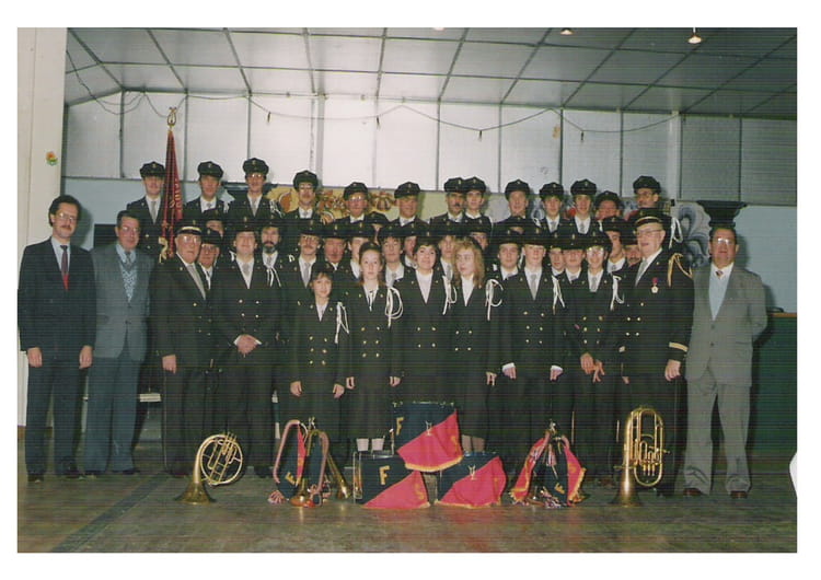 Photo de classe Harmonie en beaux costumes reçu par le maire Mr ...