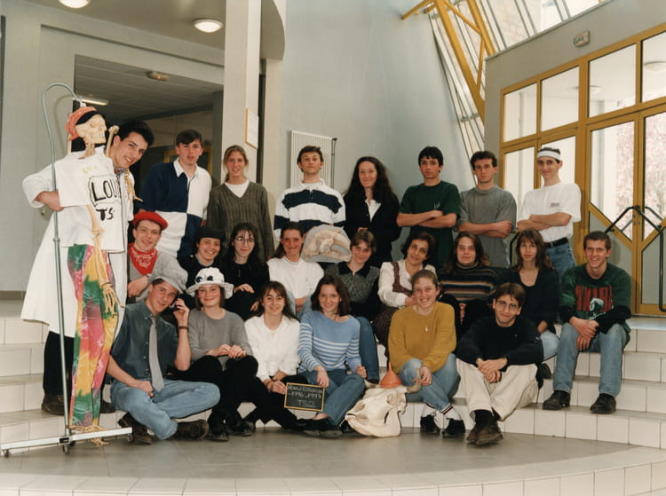 Photo de classe Terminale S2 1996-1997 de 1996, Lycée Raoul Follereau ...