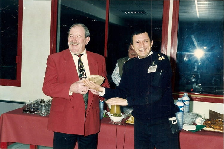 Photo de classe DEPART MRS VIDAL ET MORON 15 DEC 93 de 1993, CEM ILE DU ...