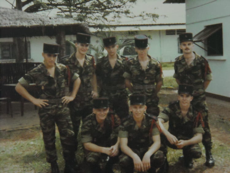Photo de classe 14 juillet au P 5 devant l'apatame de 1985, 43 Eme Bima ...