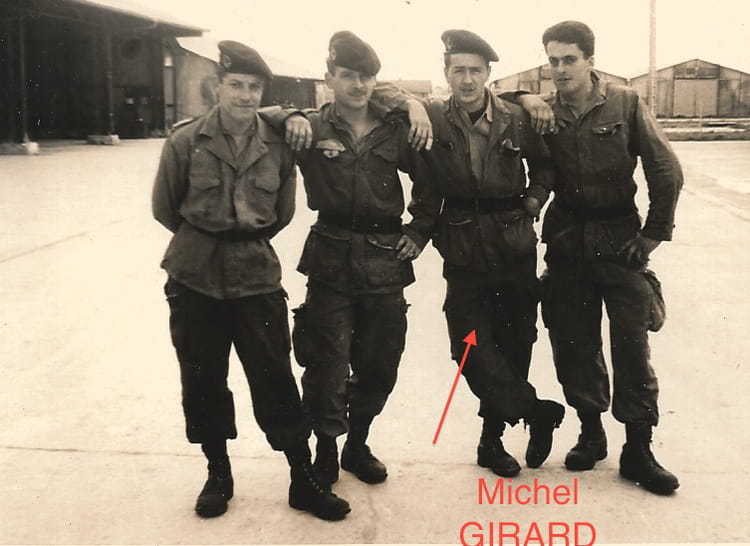 Photo de classe Devant l'atelier régimentaire de 1965, 21e Rima ...