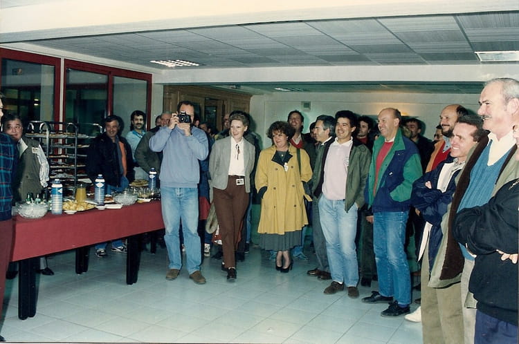 Photo de classe DEPART MRS VIDAL ET MORON 15 DEC 93 de 1993, CEM ILE DU ...