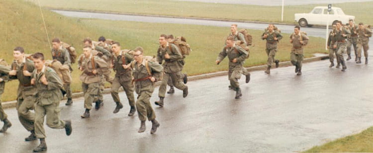 Photo de classe Marche commando à Coetquidan promotion St Marcel 1969 ...