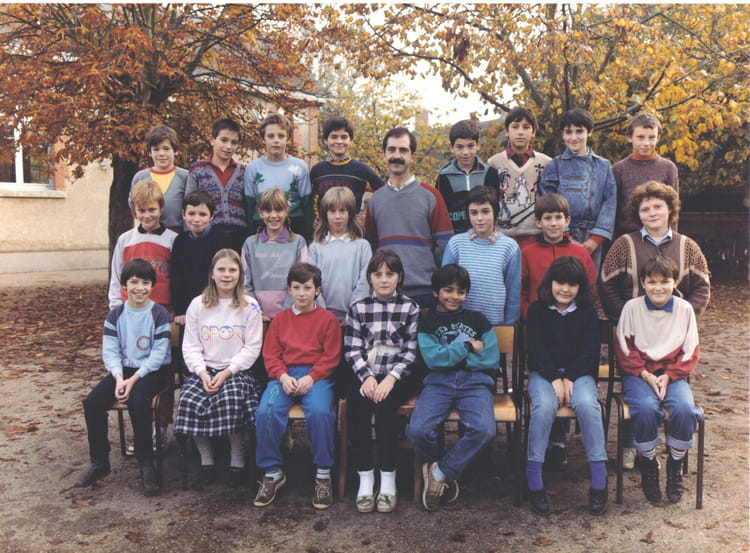 Photo de classe CM2 de 1988, Ecole Du 11 Novembre 1918 (Poilly Lez Gien ...