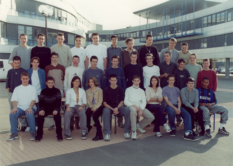 Photo de classe 1ère S2 de 2001, Lycée La Martinière Monplaisir ...