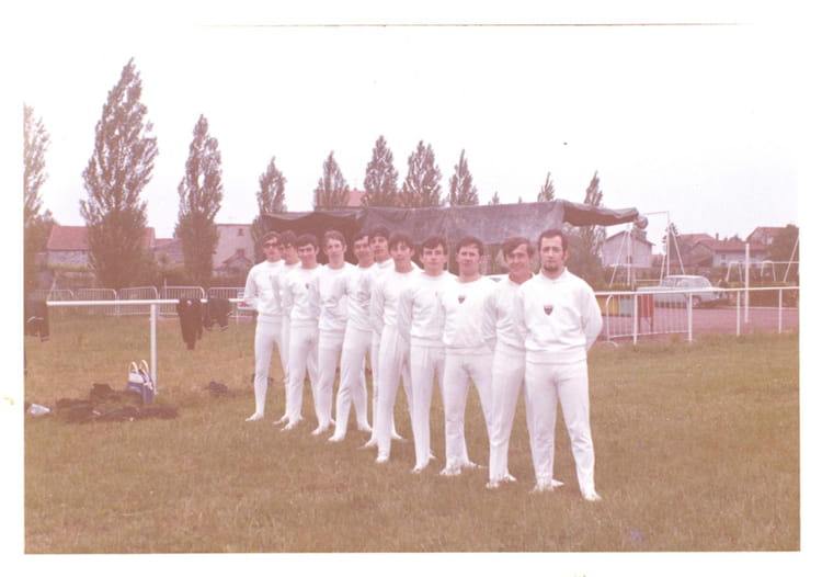 Photo de classe Equipe adultes J.A.Izieux de 1966, Jeanne D'arc D ...