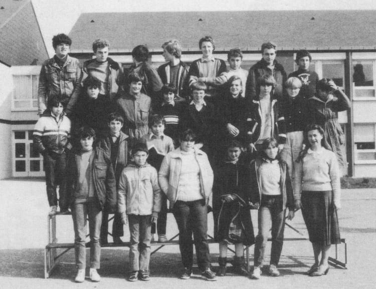 Photo de classe Classe de 5ème 3 de 1983, Collège Saint-cyr - Copains d ...