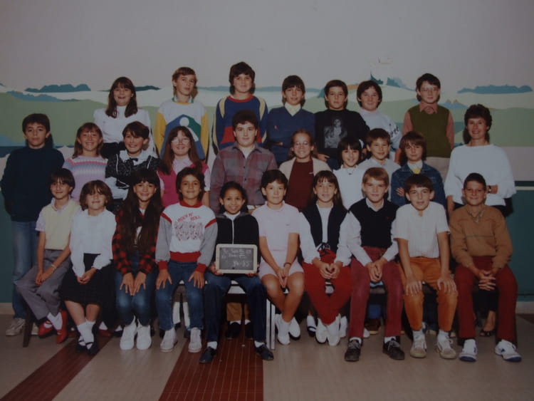 Photo de classe 6eme E de 1984, Collège Les Sources - Copains d'avant