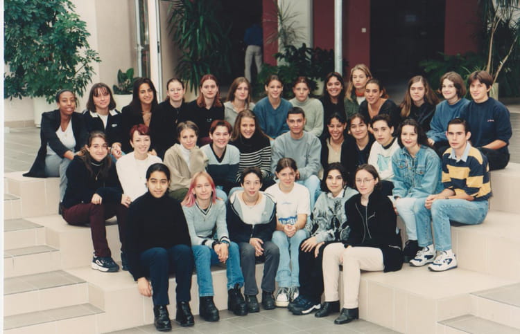 Photo de classe BEP carriere sanitaire et sociale de 1999, Lycée Professionnel Auguste Bouvet ...