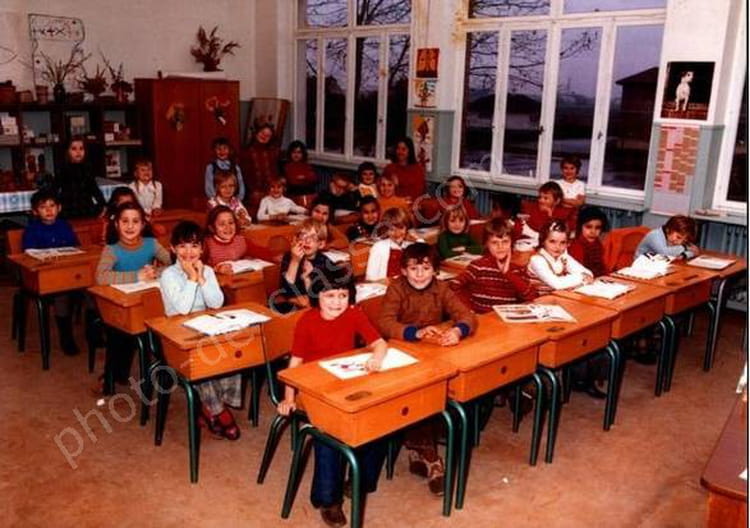 Photo de classe Classe de CE2 de 1975, ECOLE RAYMOND BASTIAN - Copains ...