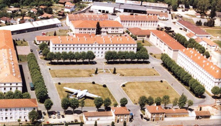 Photo de classe CASERNE DU 6E RPIMA de 1964, 6°régiment Parachutiste D ...