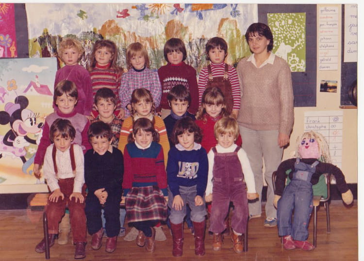 Photo de classe Classe enfantine de 1982, Ecole Danis (Sathonay Village ...