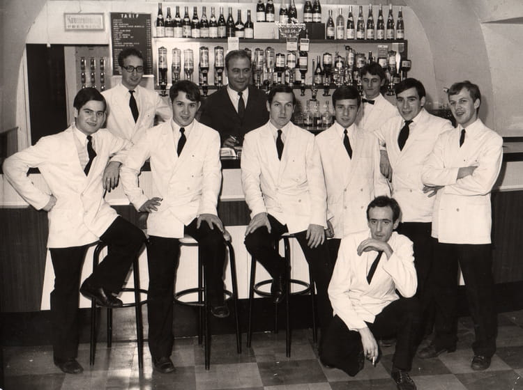 Photo de classe Mess des Officiers "Hotel Montcalm" de 1971, MESS DES ...