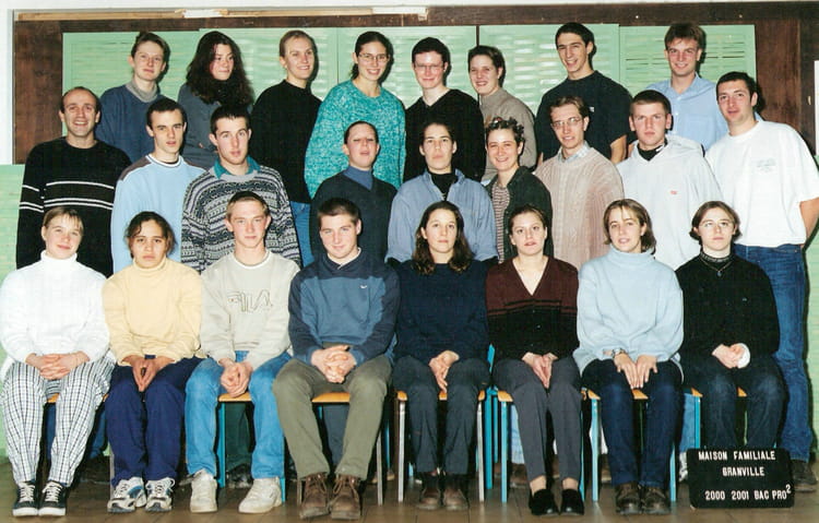 Photo de classe BAC PRO CGEA 2ème année de 2000, MAISON FAMILIALE ET RURALE LES ROUTILS ...