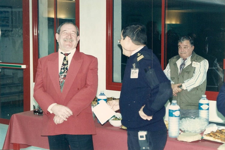 Photo de classe DEPART MRS VIDAL ET MORON 15 DEC 93 de 1993, CEM ILE DU ...