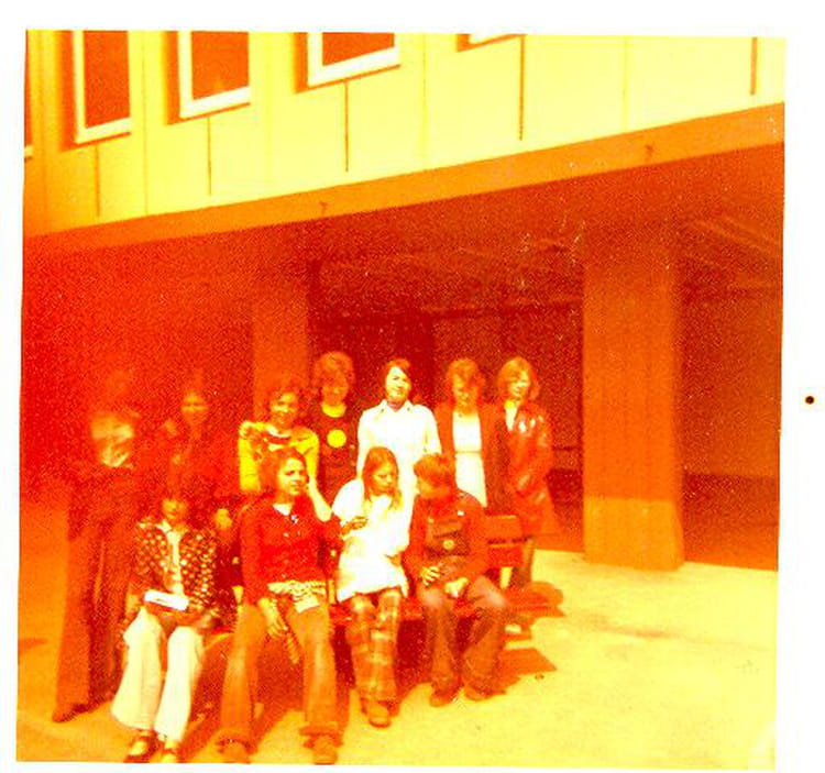 Photo de classe Jojo ,maria , martine etc de 1972, C.e.t De Coiffure ...