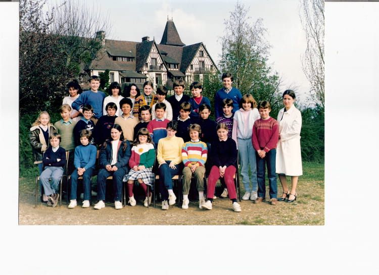 Photo de classe 6e rouge de 1982, Collège Saint-adjutor - Copains d'avant