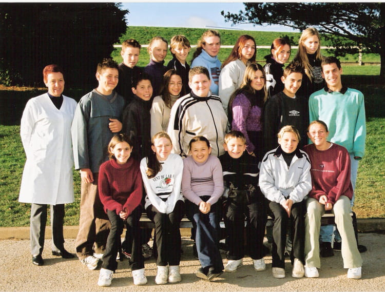 Photo de classe 4 ème D de 2003, Collège La Roche - Copains d'avant