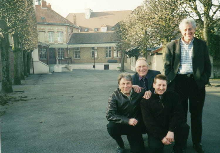 Photo de classe dans la cours du collège 35 ans après de 2002, CEG DE ...