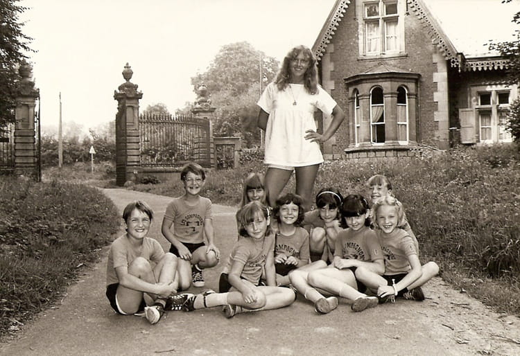Photo de classe Colonie de vacances à Sebourg de 1981, Chateau ...