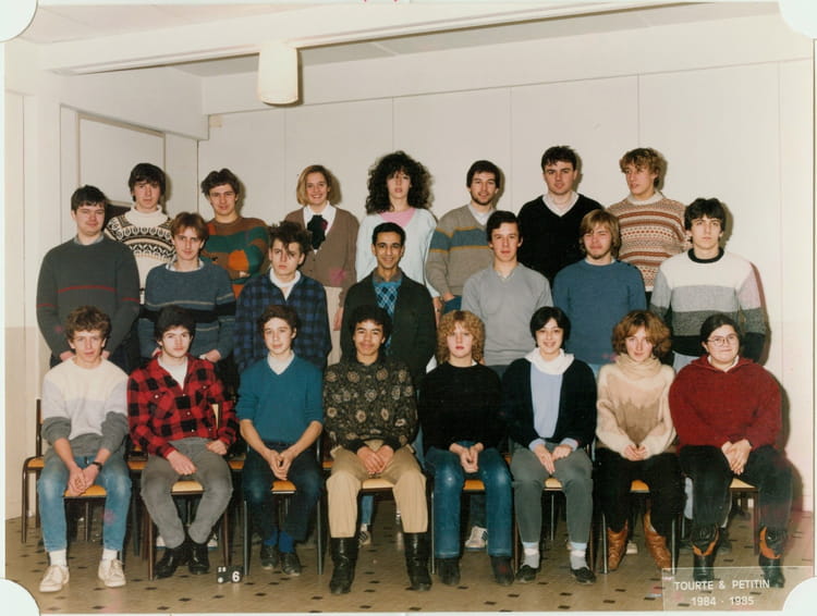 Photo de classe 1ere S3 de 1984, Lycée Auguste Angellier - Copains d'avant