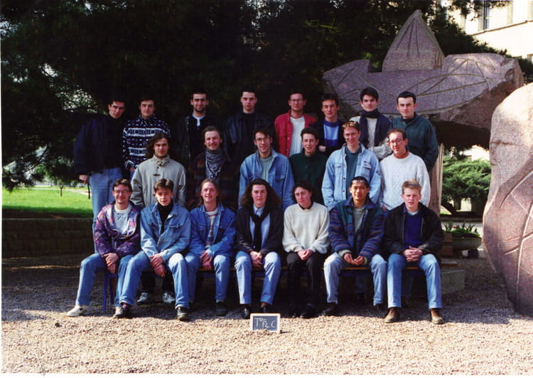 Photo De Classe Term F4c De 1994 Lycée Professionnel Freyssinet