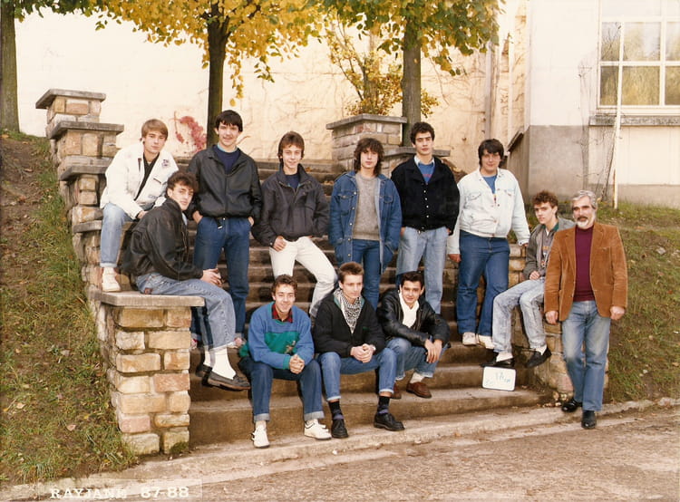 Photo de classe 3emeC CH de 1988, Lycée D'enseignement Général Et ...