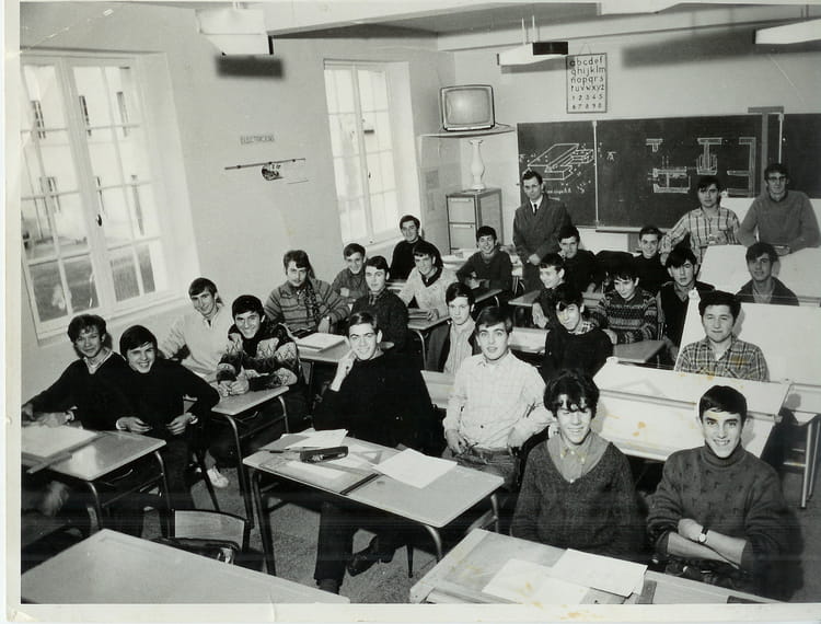 Photo de classe Cours de dessin de 1968, Lycée Professionnel Pierre ...