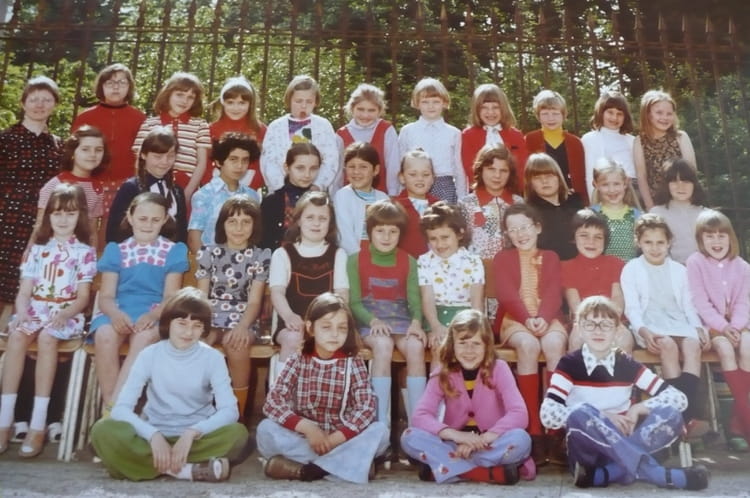 Photo de classe Classe élémentaire de 1975, ECOLE PRIMAIRE DE FILLES ...