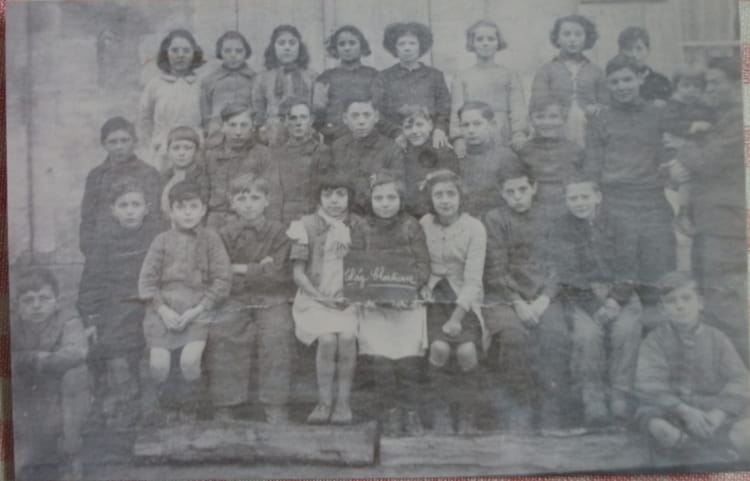 Photo de classe Mr Thibault qui tient dans ses bras son fils Yvon ,né ...