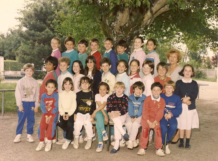 Photo de classe CE2 de 1987, ECOLE JULES MICHELET - Copains d'avant